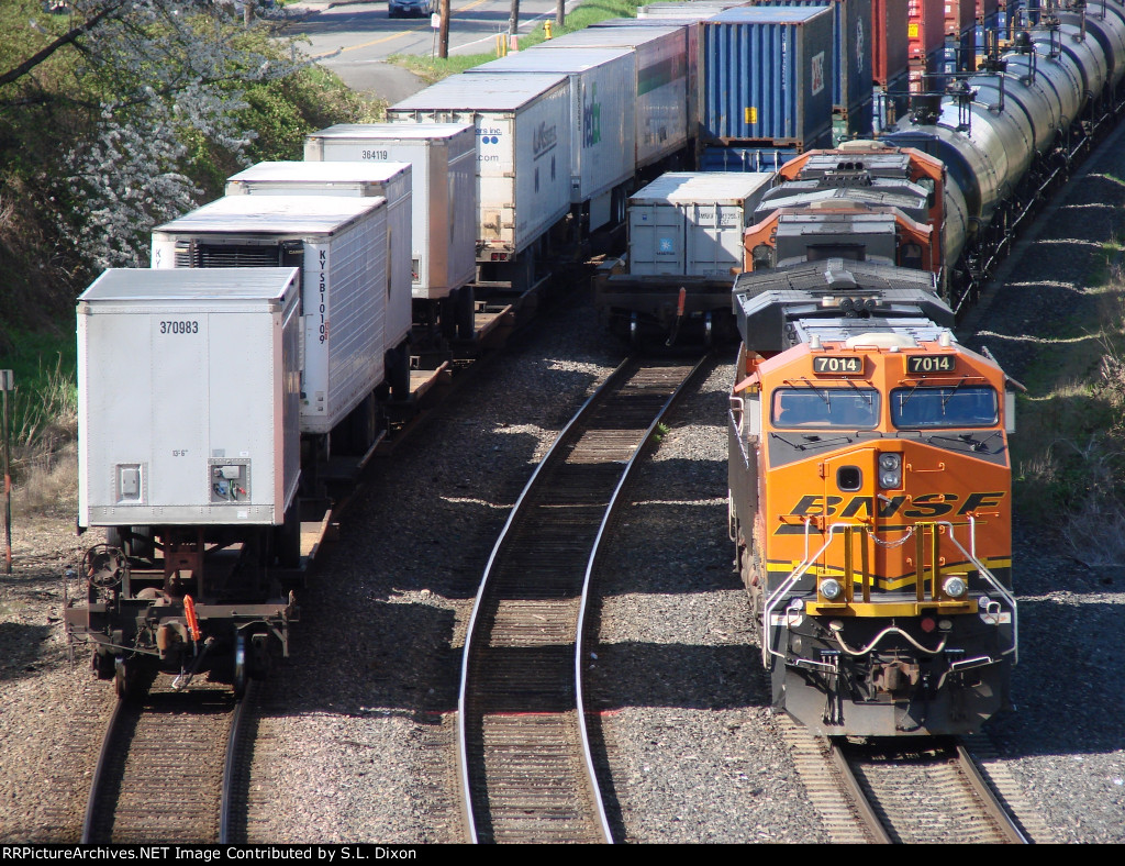 BNSF 7014 East at Lowell